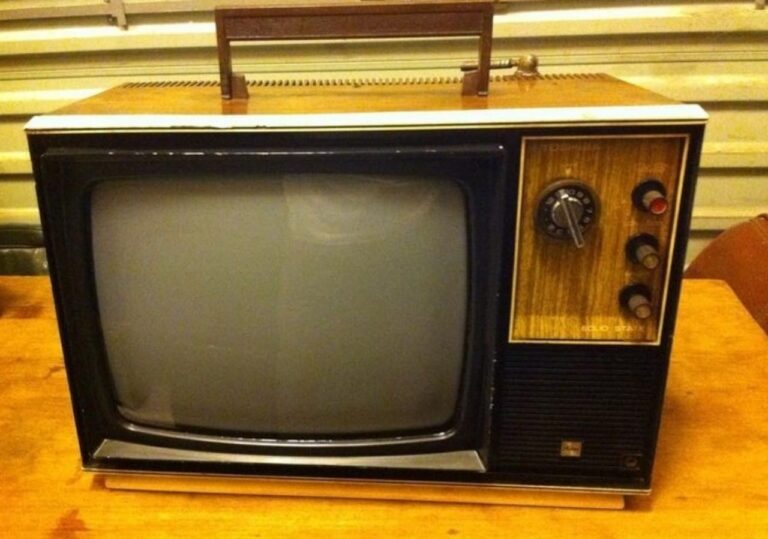 Perjalanan Televisi dari Masa ke Masa: Dari Penemuan Awal Hingga Era ...